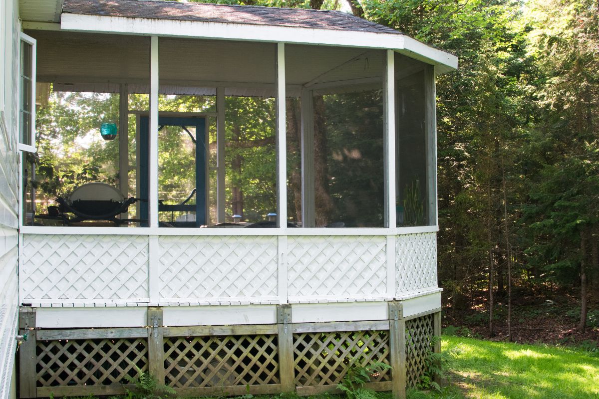 7 Reasons To Install A Custom Porch Screen | Wallcraft Exterior Solutions